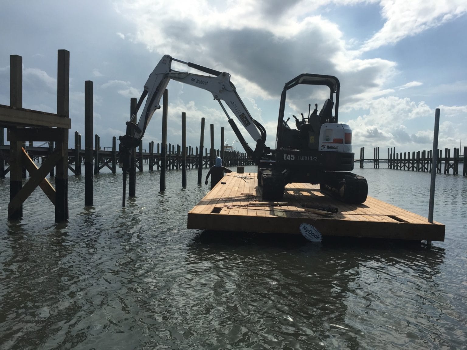 Floating Barges for Equipment & Materials | NyDock